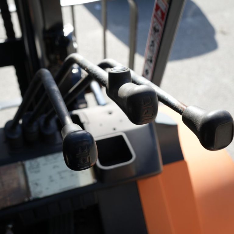 Toyota 4000kg LPG forklift with 4500mm mast, sideshift and fork ...